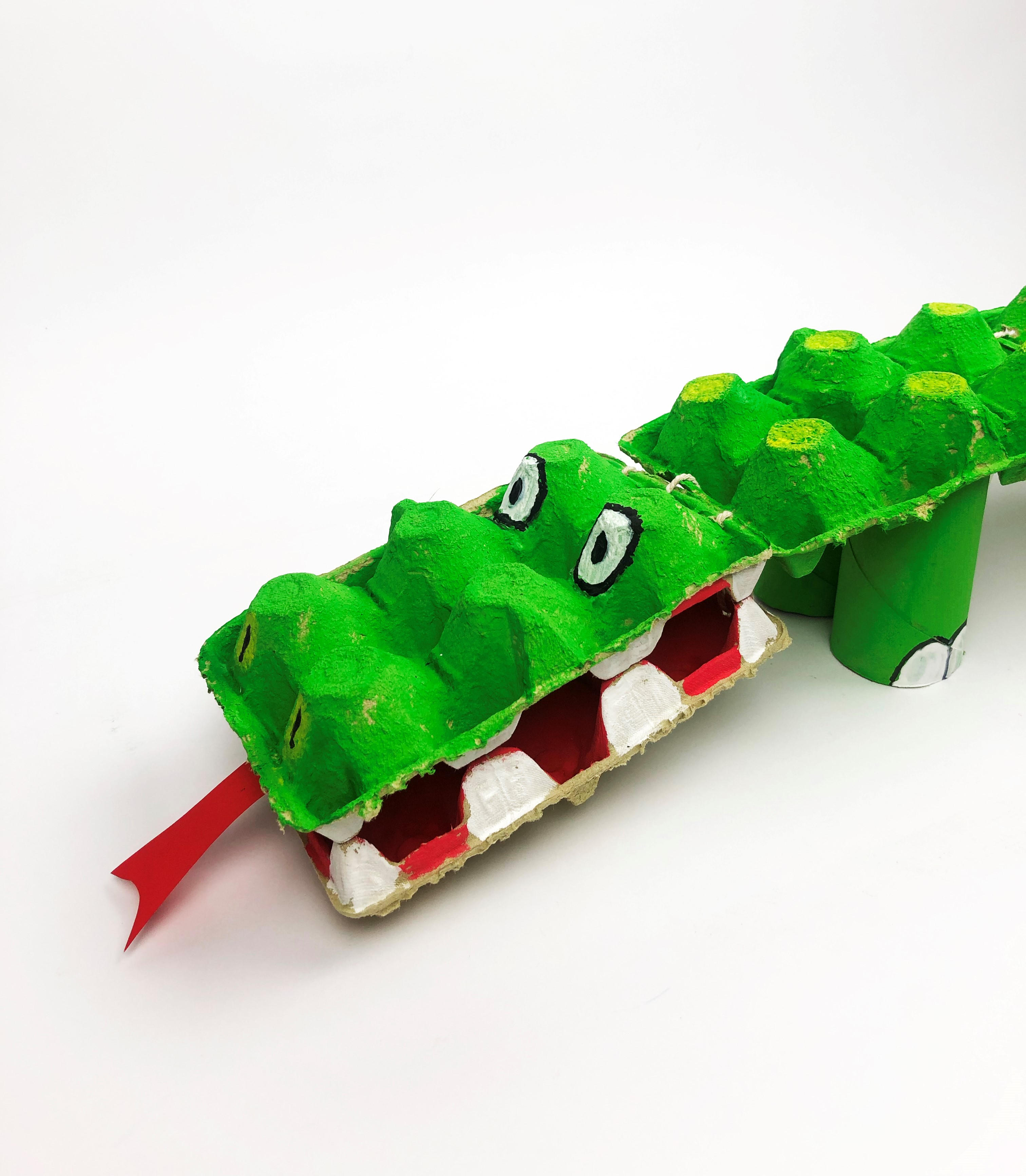 Make a crocodile with tempera and recycled materials | Alpino® Oficial